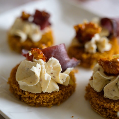 Toast de pain épices au magret, noix caramélisées et fromage figue-noix ...
